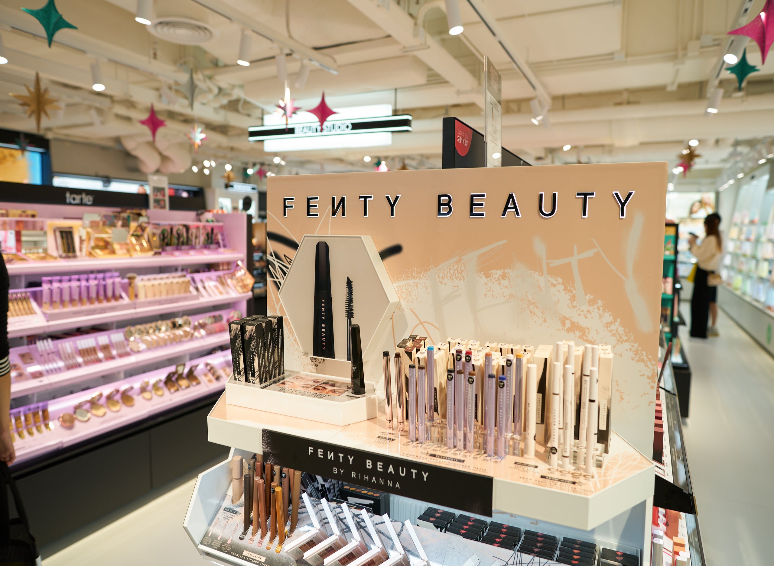 Fenty Beauty Packaging: Rihanna is Rethinking Inclusivity