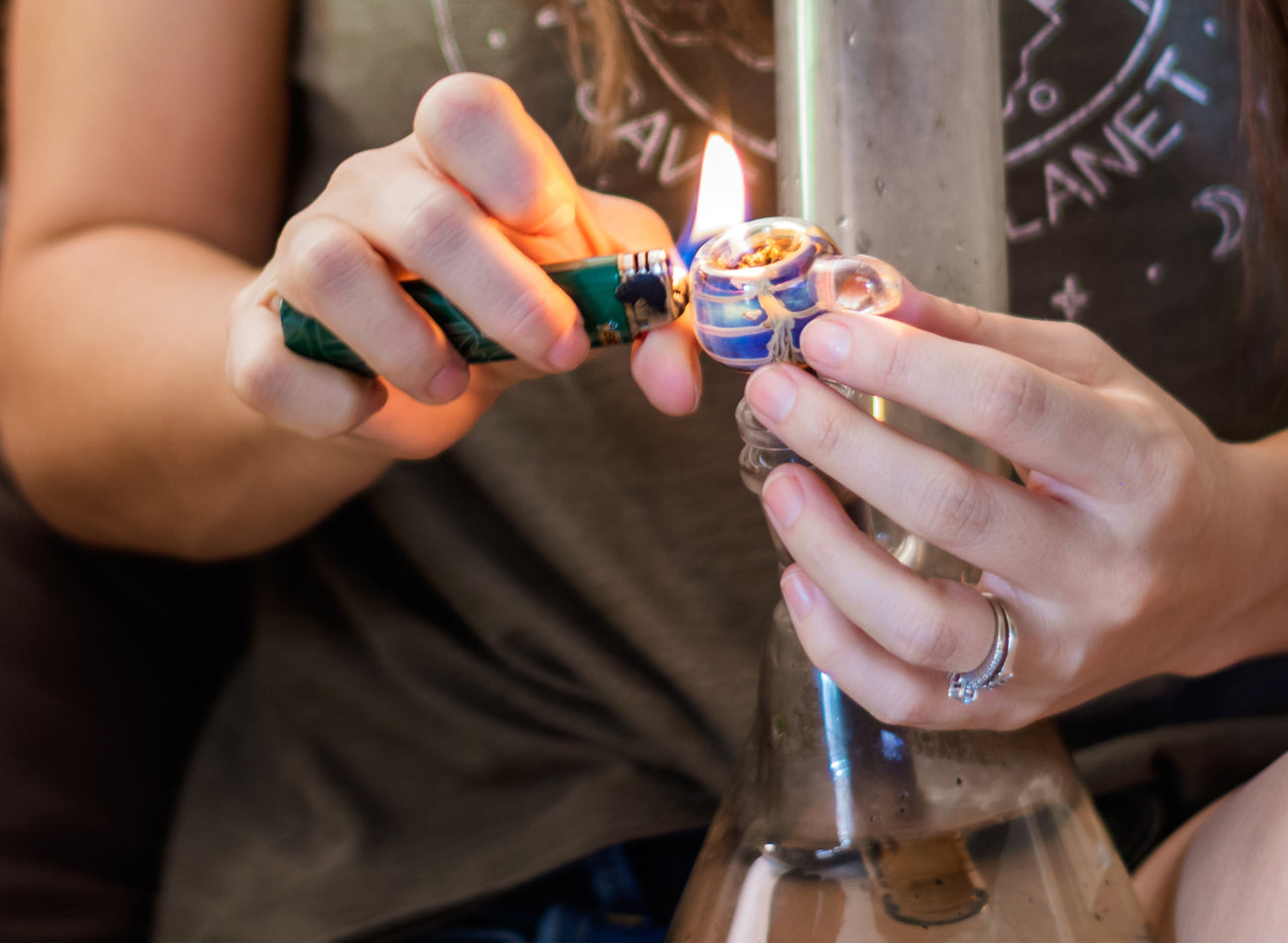 Beginner’s Guide To Pack A Bowl & Hit A Bong The Right Way